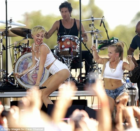 This Is Abbys Blog Miley Cyrus Strikes A Pose With The Kardashians