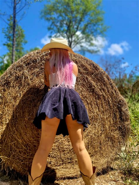 You Can Bend Me Over The Bale If You Want 😊 R Cowgirlsgonewild