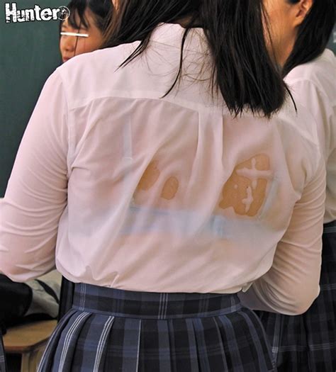 教室内のブラ透け度200％で目のやり場に困る！登校中のゲリラ豪雨でズブ濡れになった女子たちはみんなブラ透け透け状態！その中に男はボク1人