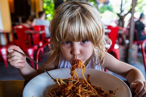 Mädchen Das Spaghetti Im Restaurant … Bilder Kaufen 13520672 Stockfood