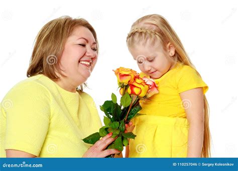 Mamma Och Liten Dotter Plus Formatet Av Modellen Med En Bouqu