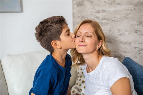 Photo Libre De Droit De Lamour De La Mère Et Du Fils Famille Aimante