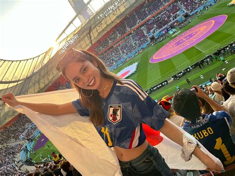 【話題】現地カタールで「日本代表ユニの超絶美女」が国際映像に映り込む サッカーまとめラボ