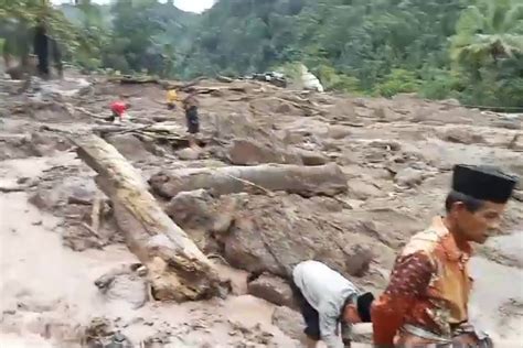 Bpbd Sepuluh Orang Tertimbun Longsor Di Pesisir Selatan Antara News