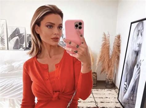 Caroline Receveur Ultra Sexy En Lingerie Elle Se Dénude Encore Sur