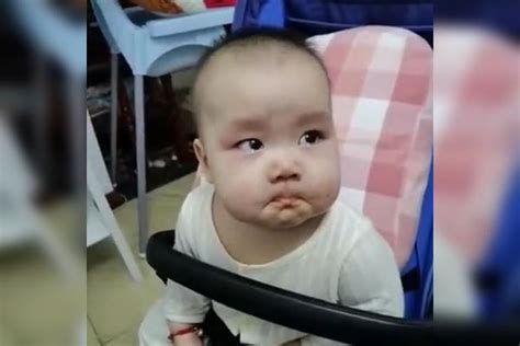 妈妈骂了萌宝一句，看到宝宝隐忍的表情，瞬间就后悔了
