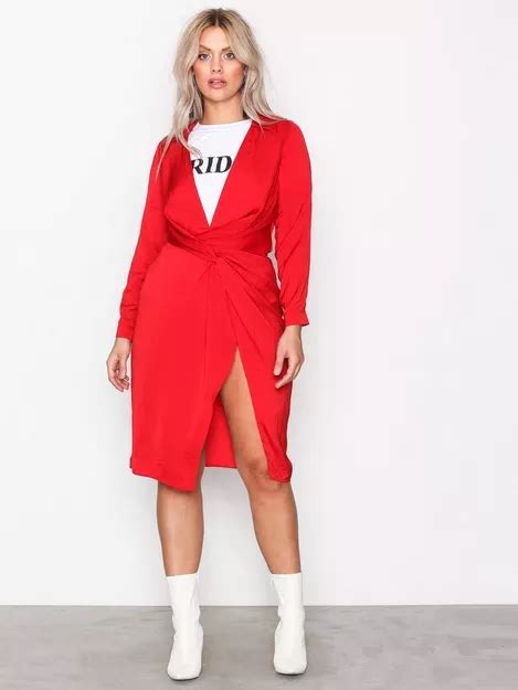 Köp Missguided Silky Wrap Over Midi Dress Red