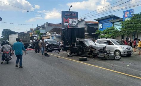 7 Kendaraan Terlibat Kecelakaan Di Madiun Satu Orang Tewas