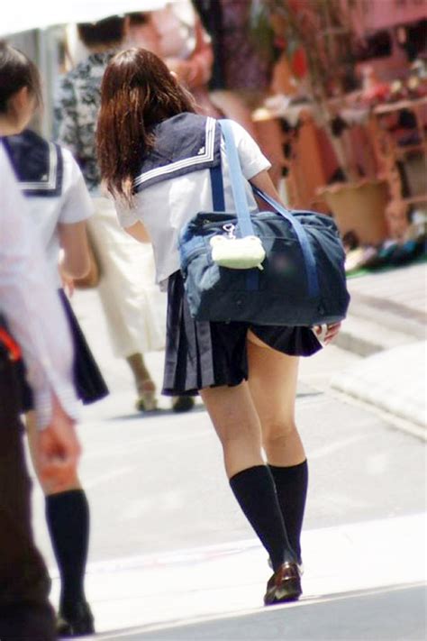 鞄やバッグでスカートが捲れてしまったパンチラ女子エロ画像 パンチラ109