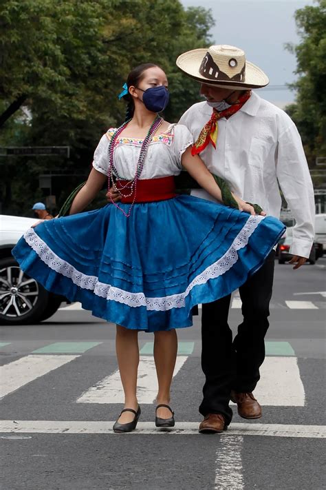 En Fotos Ganarse La Vida A La Luz De Un Semáforo En Cdmx Infobae
