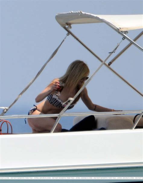 Avril Lavigne Exposing Her Fucking Sexy Body And Hot Ass In Bikini Porn