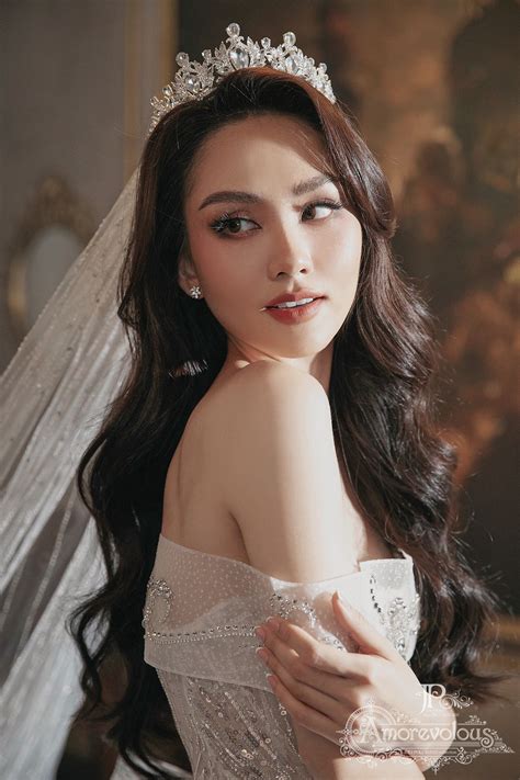 Hoa Hậu Mai Phương Lộng Lẫy Kiêu Sa Trong Trang Phục Váy Cưới Báo