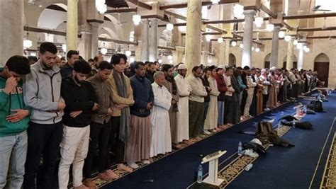 في ليلة النصف من رمضان آلاف المصلين من مختلف الجنسيات يؤدون صلاة