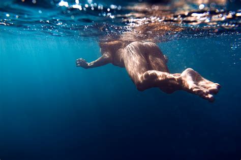 Joven Mujer Nadando En El Océano Vista Submarina De Buceo Foto De Stock