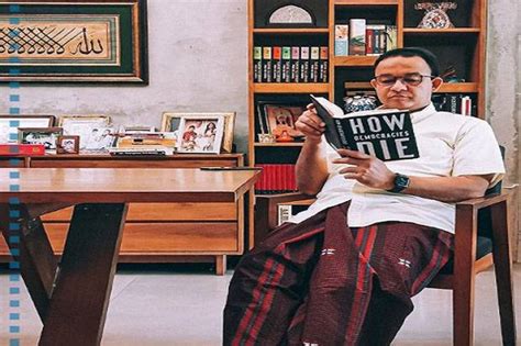 Terinspirasi Anies Baswedan Tokoh Dan Netizen Posting Foto Baca Buku