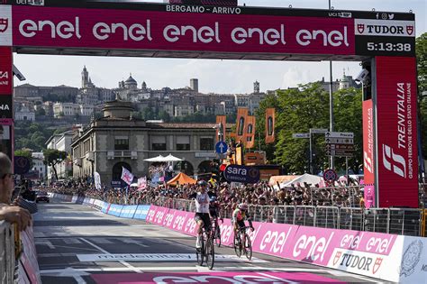 Giro Ditalia Brandon Mcnulty Brinda A Bergamo Bruno Armirail Resta