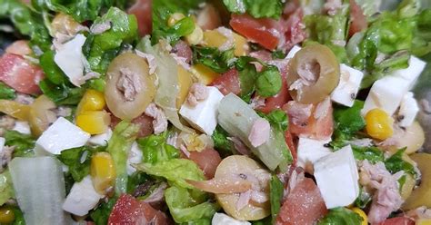 Ensalada De Atún Con Aceitunas Tomate Maíz Y Queso Receta De