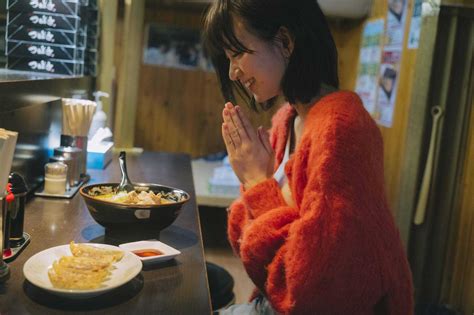 【写真 5 6枚】岡崎紗絵：初カレンダーの未公開カット 寝起き 彼女感も Mantanweb（まんたんウェブ）