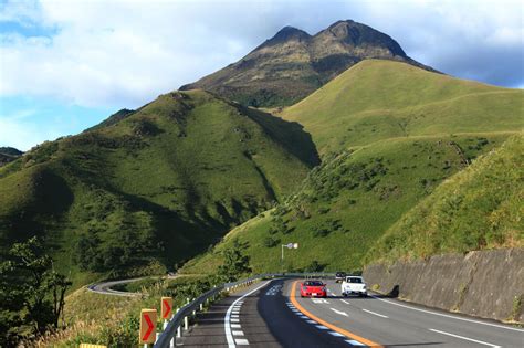 絶景ドライブルート 由布岳、鶴見岳南麓を走る高原道路 大分県別府市 クルマ情報サイトｰ