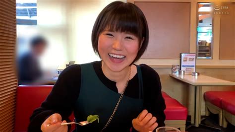 ちょっとおっとりだけど真面目そうでシンプルに可愛い！喫茶店でケーキを頬張る仕草もほほえましい美少女も根はエッチ好き！ハメ撮り目的でホテルにgo