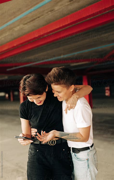 «real Lesbian Couple In Love Del Colaborador De Stocksy «alexey Kuzma