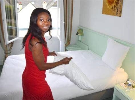 Lex Femme De Chambre A Son Hôtel à Dreux Et Sort Un Livre Sur Son