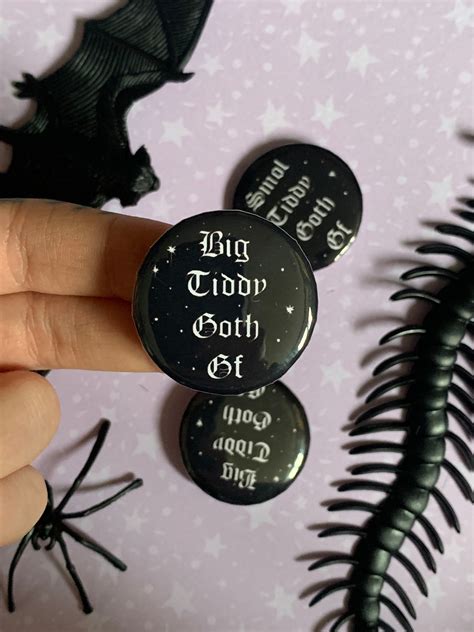 Big Or Smol Tiddy Goth Gf 32mm Button Anstecker Goth Etsy