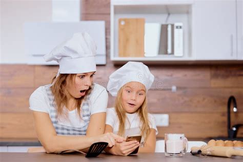 Surprised Mother And Daughter Looking For Recipe 库存照片 图片 包括有 白种人 烘烤