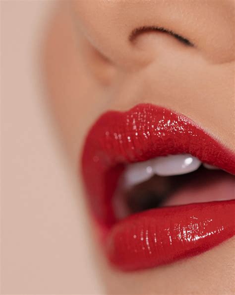 See A Modern Take On The Classic Cat Eye Cat Eye Makeup Holiday