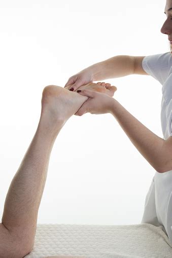 남성 발 반사요법 수원별 갈색 머리 암 치료 마사지에 대한 스톡 사진 및 기타 이미지 마사지 미용사 미용술 Istock
