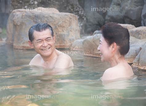 【露天風呂に入る60代の老夫婦】の画像素材 21830559 写真素材ならイメージナビ