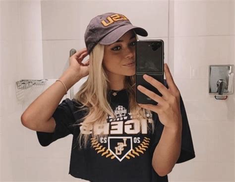 Gymnast Olivia Dunne Shows Off Rock Hard Abs In Bathroom Selfie At Lsu