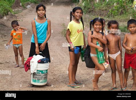 Amerindias Muchachos De La Tribu Arawak En Su Camino Hacia El Río Para