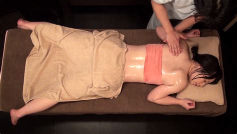 人妻寝取られエステ 夫のそばでされながら必死に声を押し殺し激イキする巨乳妻たち アダルト動画 ソクミル