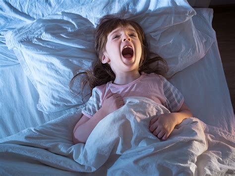 【パパママ必見】子供が怖い夢を見てうなされた時はどうする？ 原因と対処法はコレ｜fq Japan 男の育児online