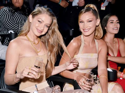 ジジ＆ベラ・ハディッド姉妹、水着を私服でスタイリング Frontrow