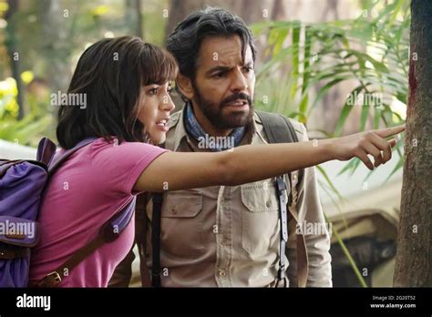 Usa Eugenio Derbez And Isabela Moner In The ©paramount Pictures New