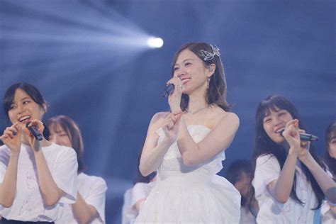 純白ドレス姿でお別れのあいさつをする乃木坂46の白石麻衣 ― スポニチ Sponichi Annex 芸能