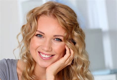 2989x2039 Blonde Women Smiling Blue Eyes Face Portrait Hands On