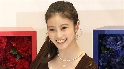 『今田美桜 胸元チラ見せ…透かし編みカーディガンでスカウトされた場所“天神”に登場 思い出の地で青春時代を振り返る』by「fnnプライム