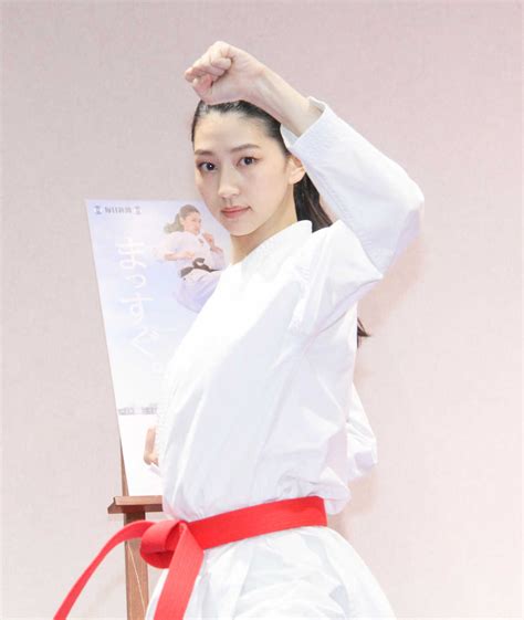 【写真 1 9枚】毎日新聞の新cm発表会で空手の形を披露する是永瞳さん Mantanweb（まんたんウェブ）