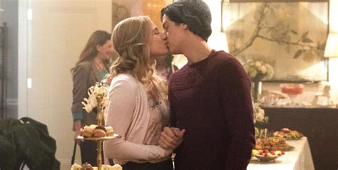 Riverdale Saison 2 Betty A Rompu Avec Jughead Dans Lépisode 5