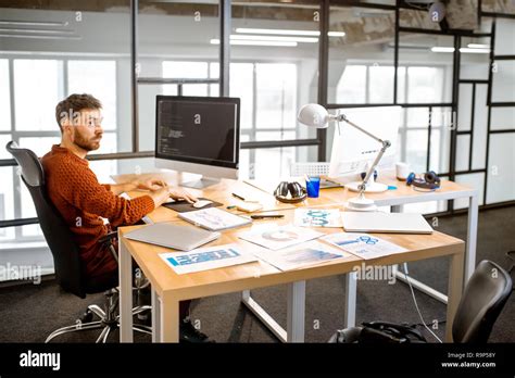El Hombre Como Un Programador Trabajando Con Código Informático Sentado