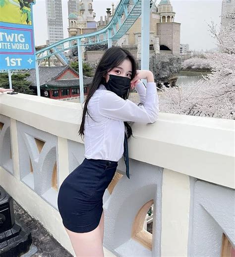 Instagram의 세영님 “치마 33사이즈로 입었다가 디질뻔ㅜ 교복 교복샷 교복스타그램” 여자 교복 건강한 몸매