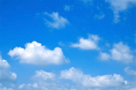 「スカイブルーの背景と白い雲」風景写真が全て無料のフリー素材 00012 Beiz Images