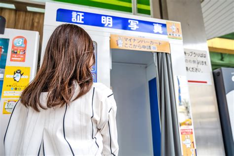 証明写真の撮り方は基本を大切に！好印象を与える髪型や姿勢とは？ スタンバイplus プラス ｜仕事探しに新たな視点と選択肢をプラスする