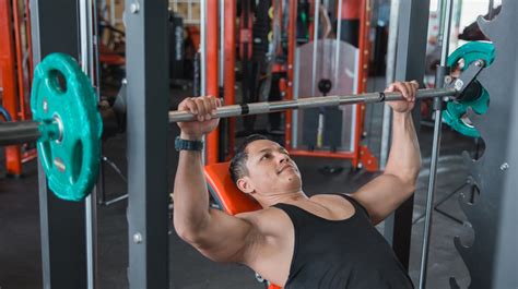 How to Do Smith Machine Bench Press: 2025 Video Guide