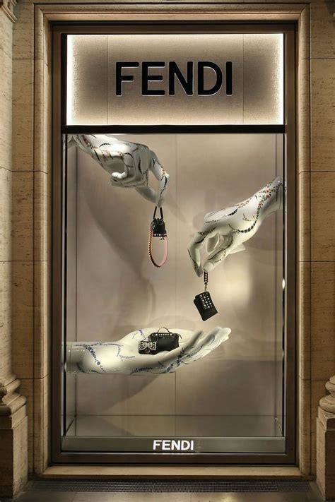 Fashion window display – Artofit