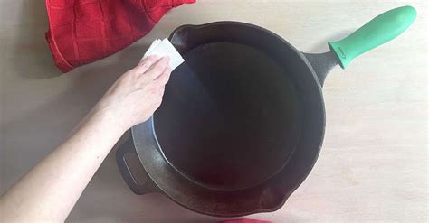 The Right Way to Season and Clean Cast Iron Pans – Snappy Living