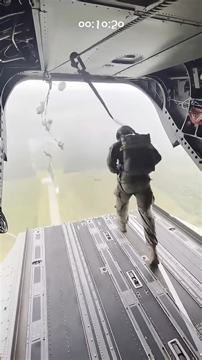 🇺🇸 Hold the line. Trust the jump. A U.S. Army squad trains for static line parachute operations from a CH-47 Chinook — a controlled fall from a flying fortress. Each trooper moves in sequence, gear loaded, nerves steady, eyes forward. This is about repetition, discipline, and absolute confidence in the process. One second of silence. Then the sky opens. 🇮🇹 Tieniti alla linea. Fidati del salto. Una squadra dell’Esercito USA si addestra al lancio con paracadute vincolato da un CH-47 Chinook — 